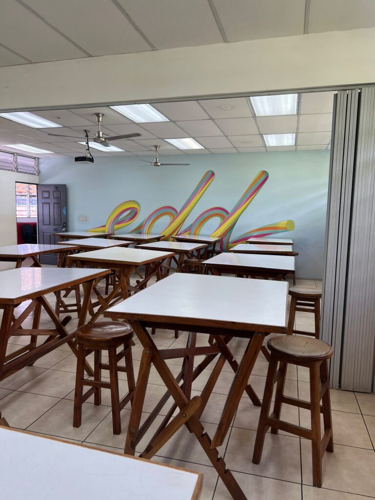 Visita a la Escuela de Diseño en la Universidad José Matías Delgado, Radio Vive FM 102.1 y la ...