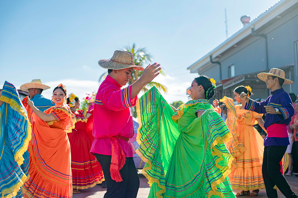 Primer Festival de Cotonas, Batas y Trajes de nuestro Folklore inició con éxito desde Catarina ...